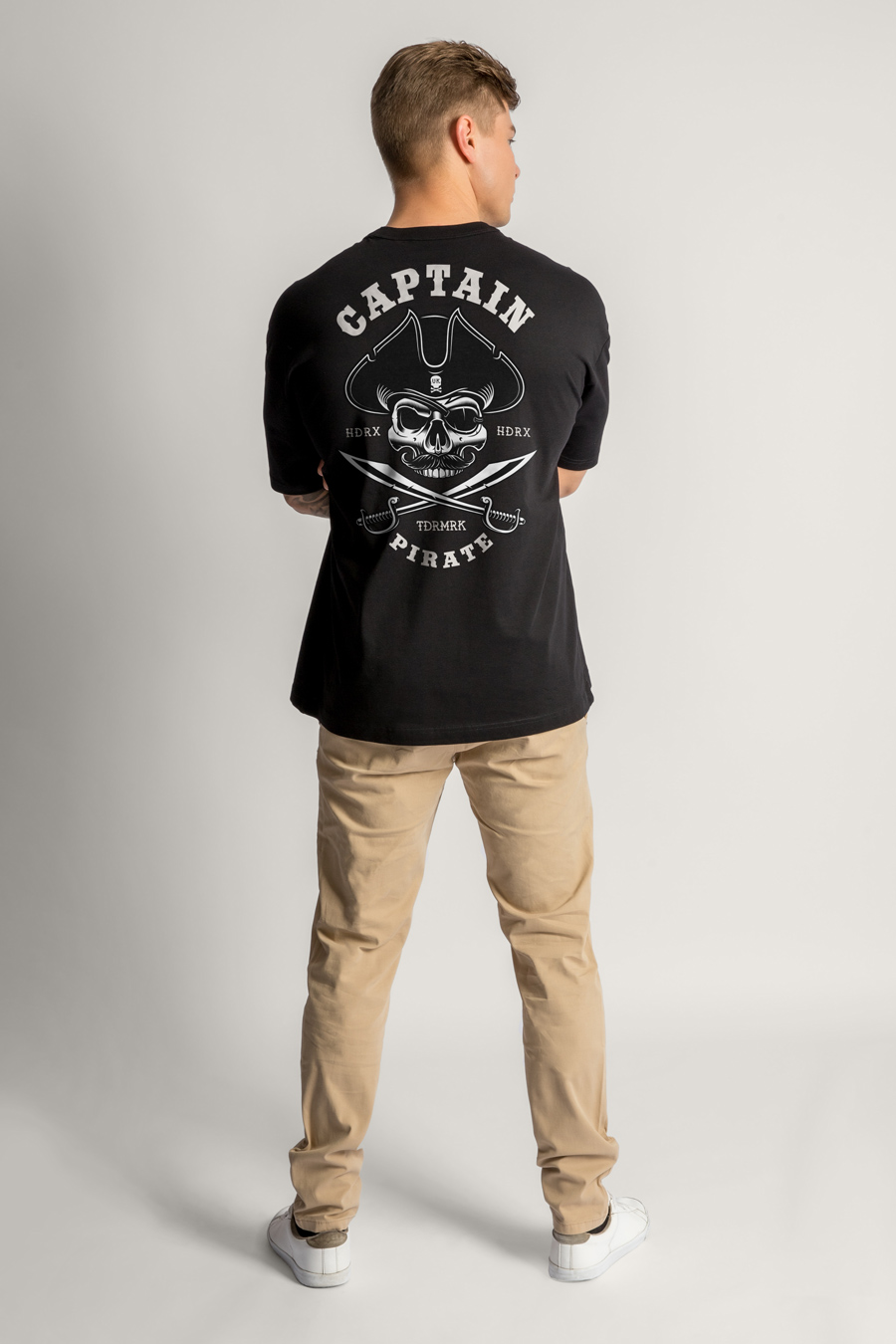 Oversized T-shirt i Svart Färg med Captain Hendrix Tryck | Hedrix
